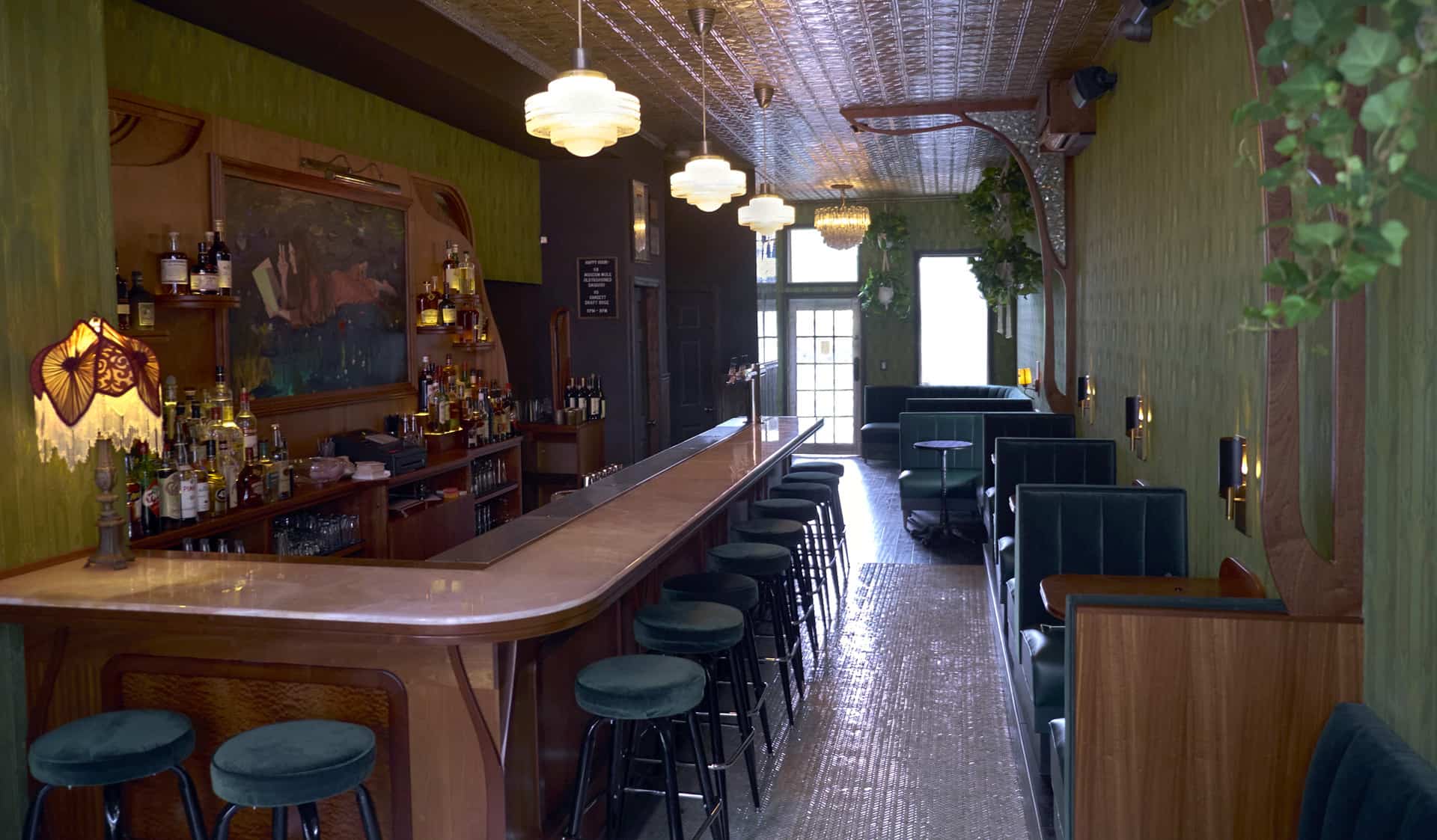 Diamond Lil, a Nouveau Bar on Nassau - GreenpointersGreenpointers